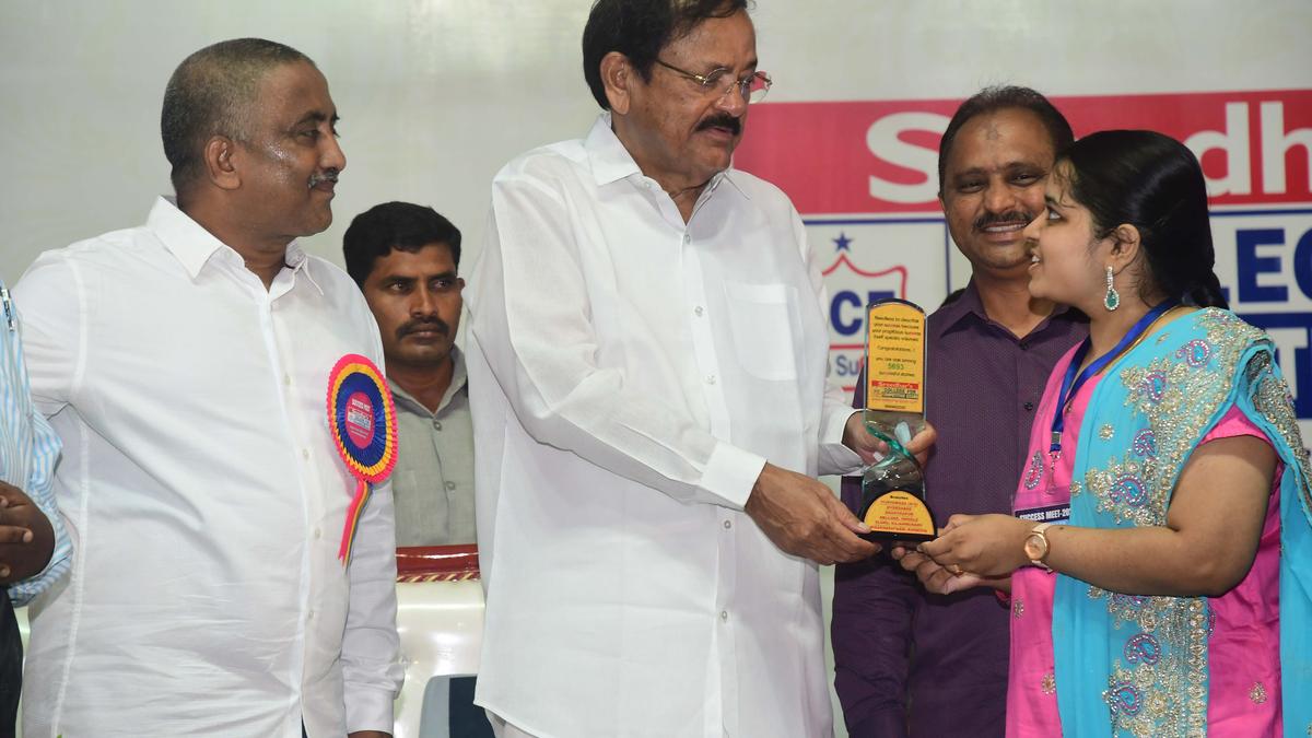 Venkaiah Naidu urges students to dream big and work hard - The Hindu